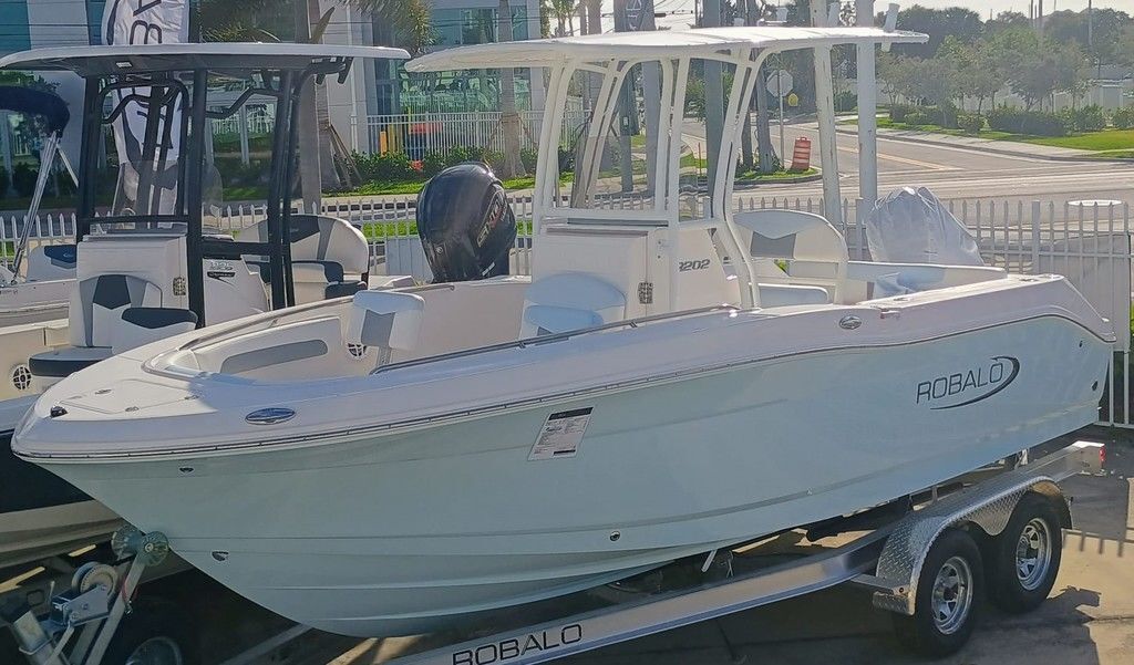 New 2025 Robalo 202 Explorer R242EX For Sale in Riviera Beach, FL ...