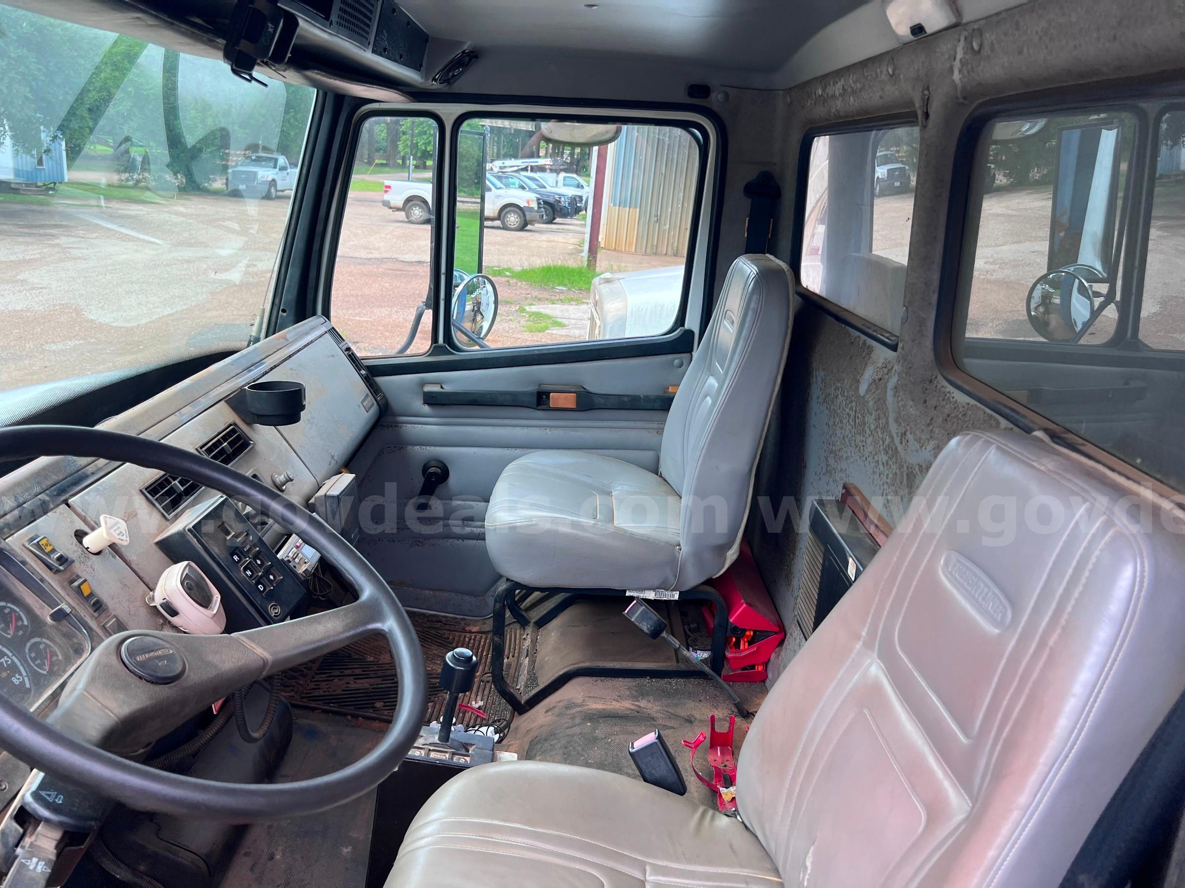 Used 2001 Freightliner FL106 For Sale in Nacogdoches, TX - 5037109753 ...