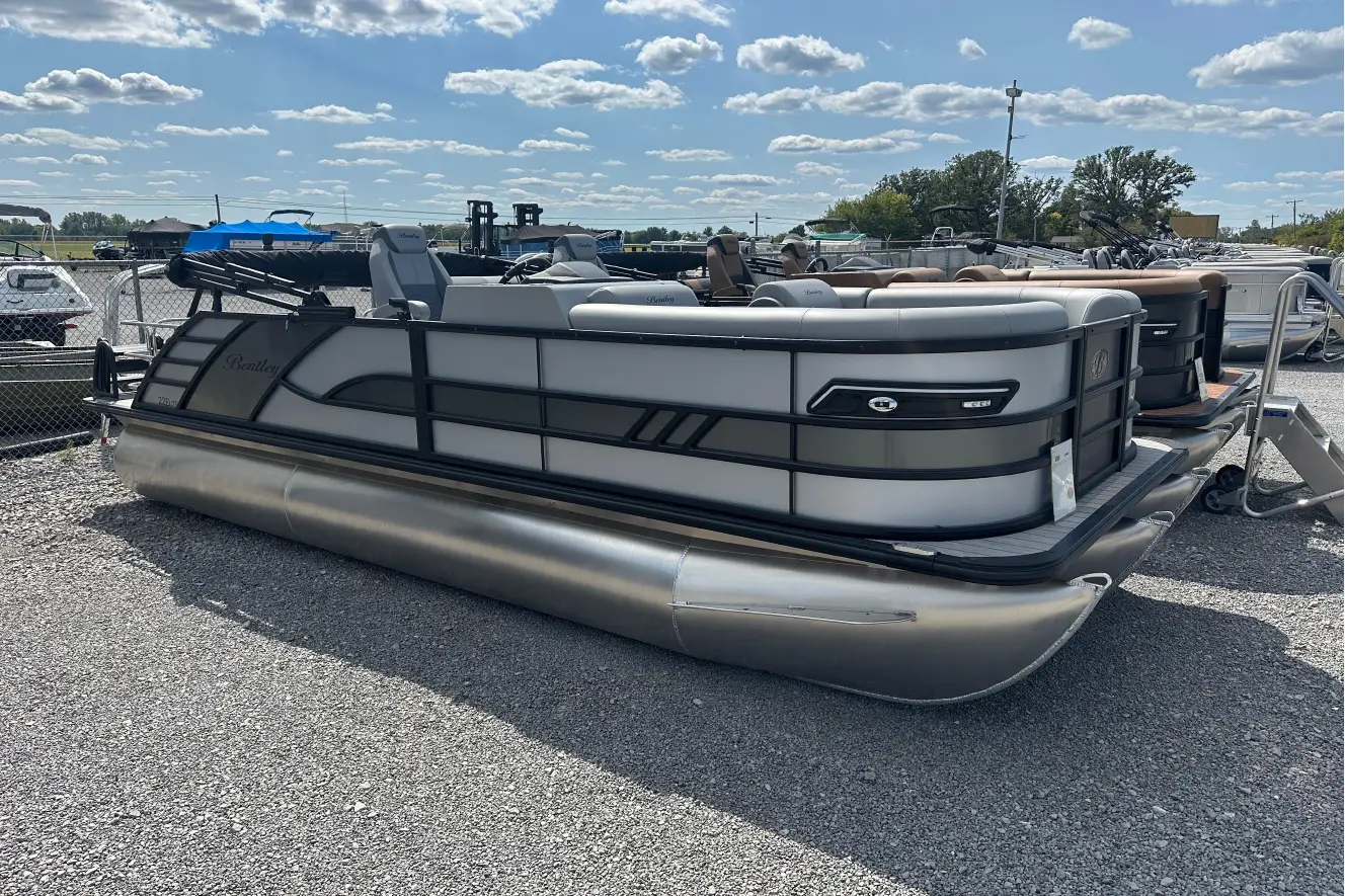 New 2025 Bentley Pontoons 223 Elite Swingback 25’ Swingback Dual ...