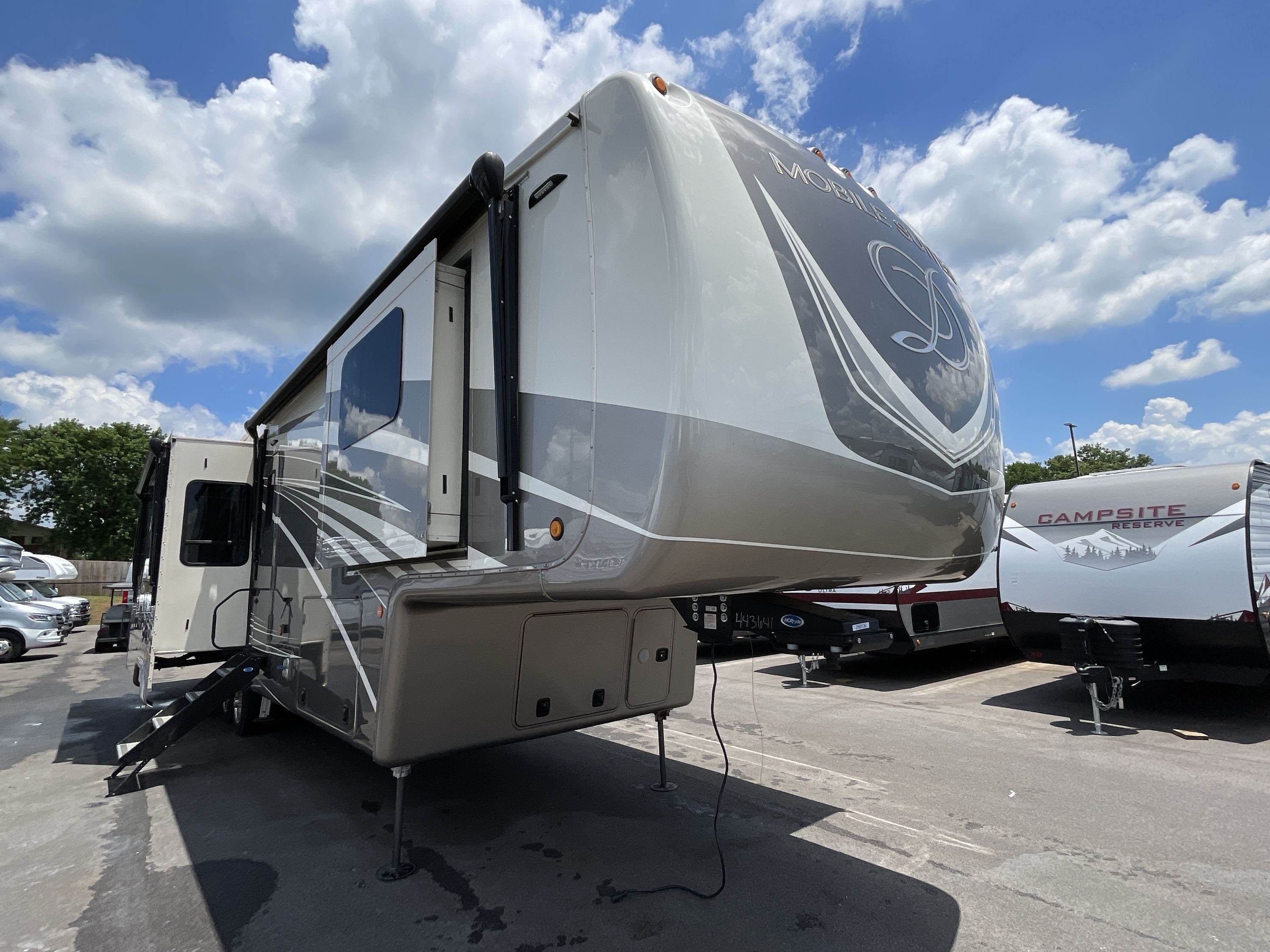 Used 2021 D Luxury Suites Mobile Suites 40KSSB4 40 KSSB4 For Sale in ...