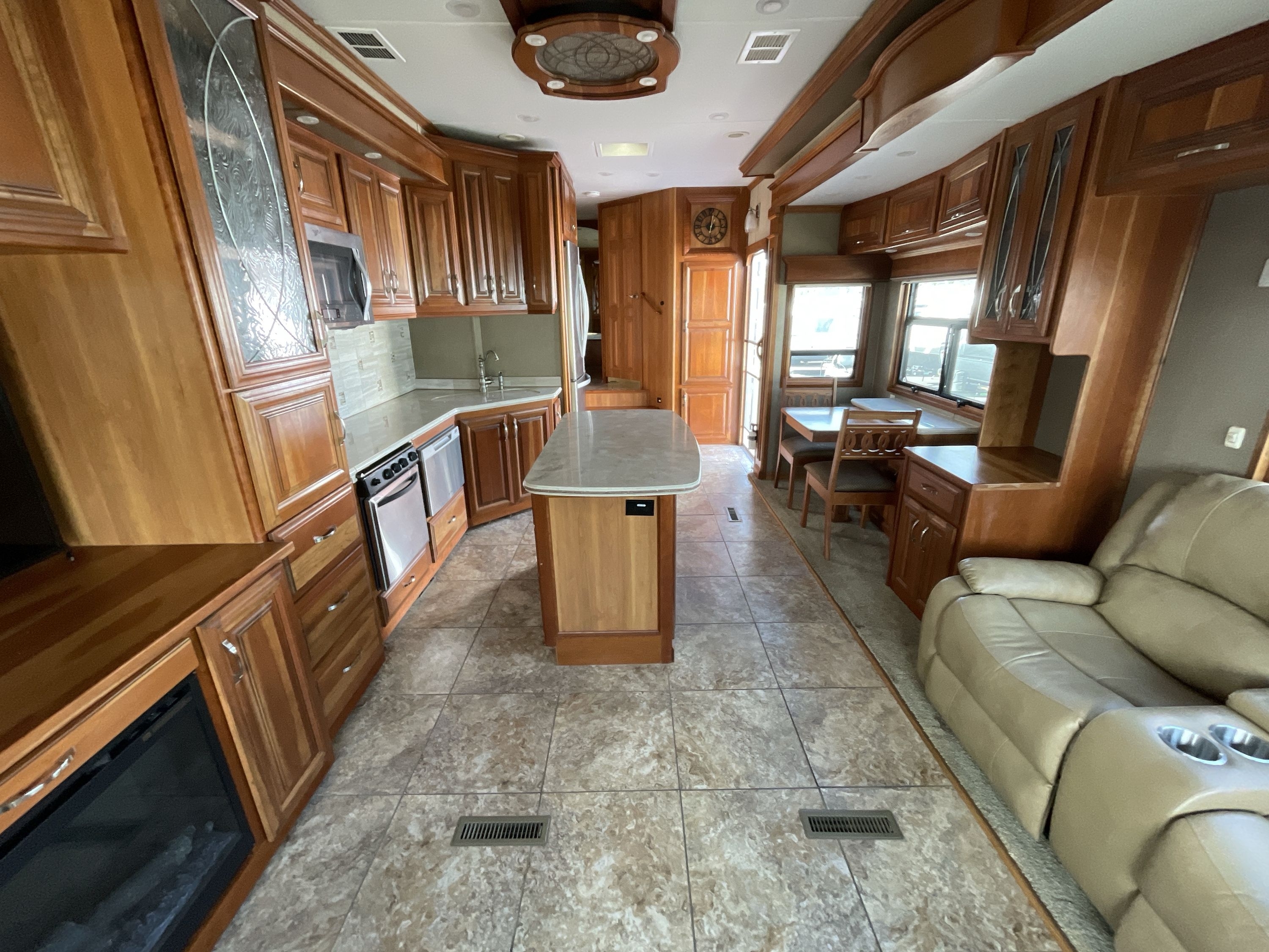 Used 2017 D Luxury Suites Mobile Suites 40KSSB4 40 KSSB4 For Sale in ...