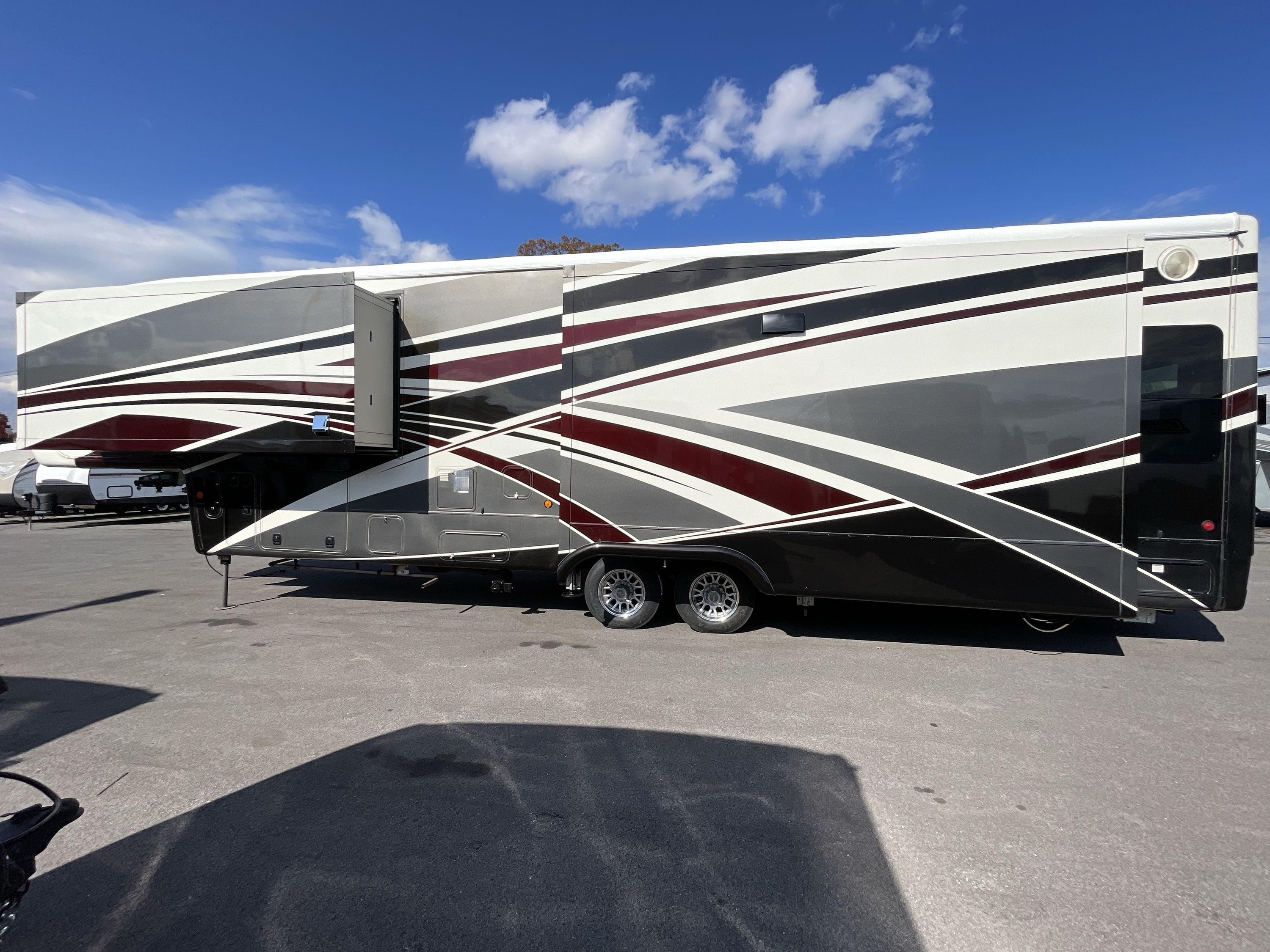 Used 2017 D Luxury Suites Mobile Suites 40KSSB4 40 KSSB4 For Sale in ...