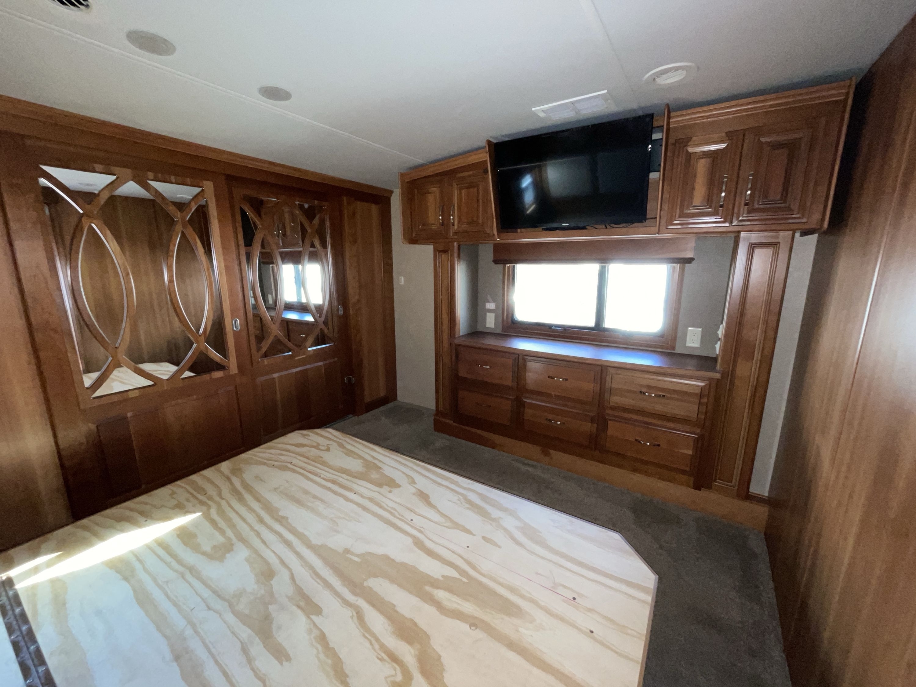 Used 2017 D Luxury Suites Mobile Suites 40KSSB4 40 KSSB4 For Sale in ...