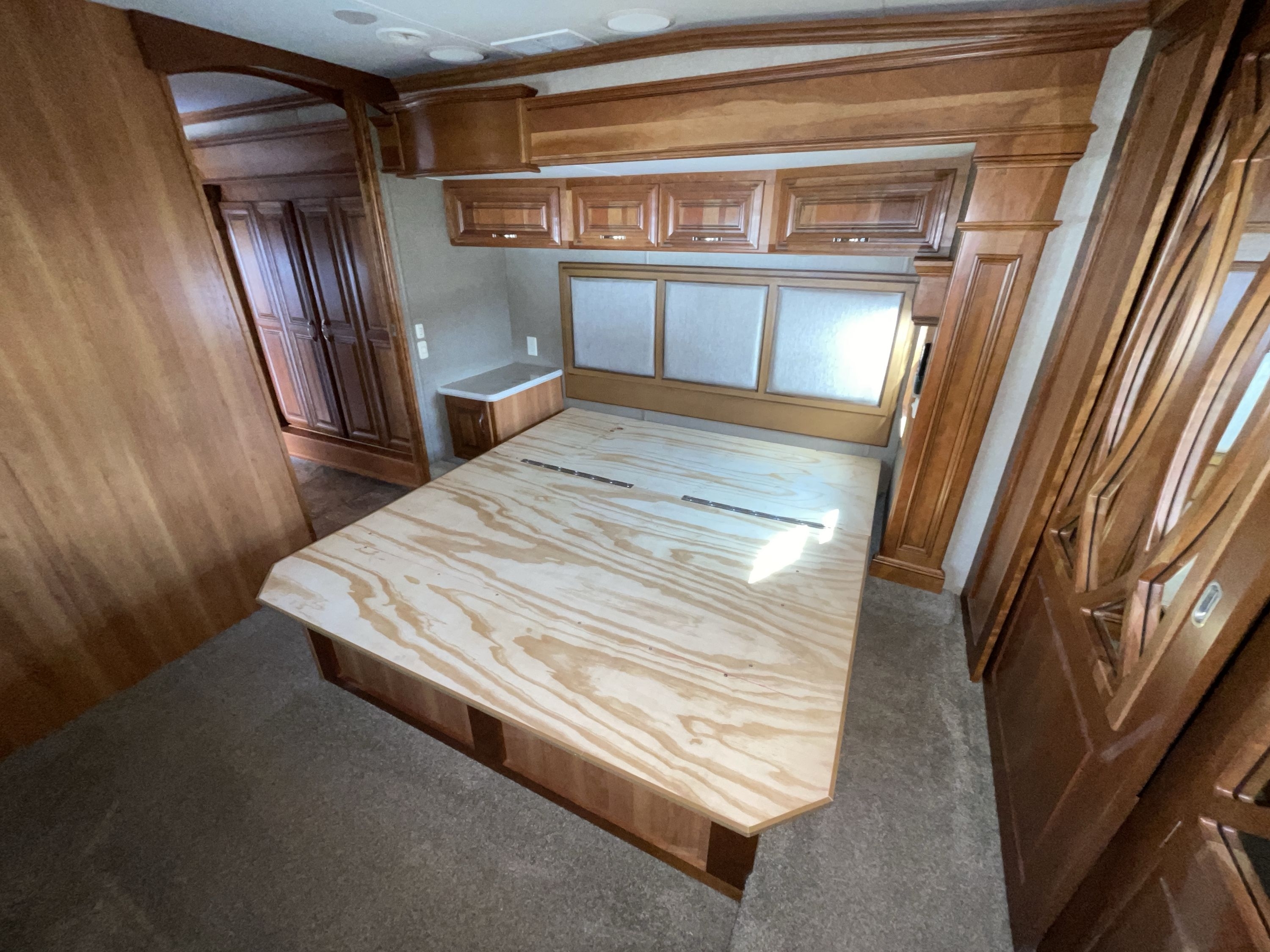 Used 2017 D Luxury Suites Mobile Suites 40KSSB4 40 KSSB4 For Sale in ...