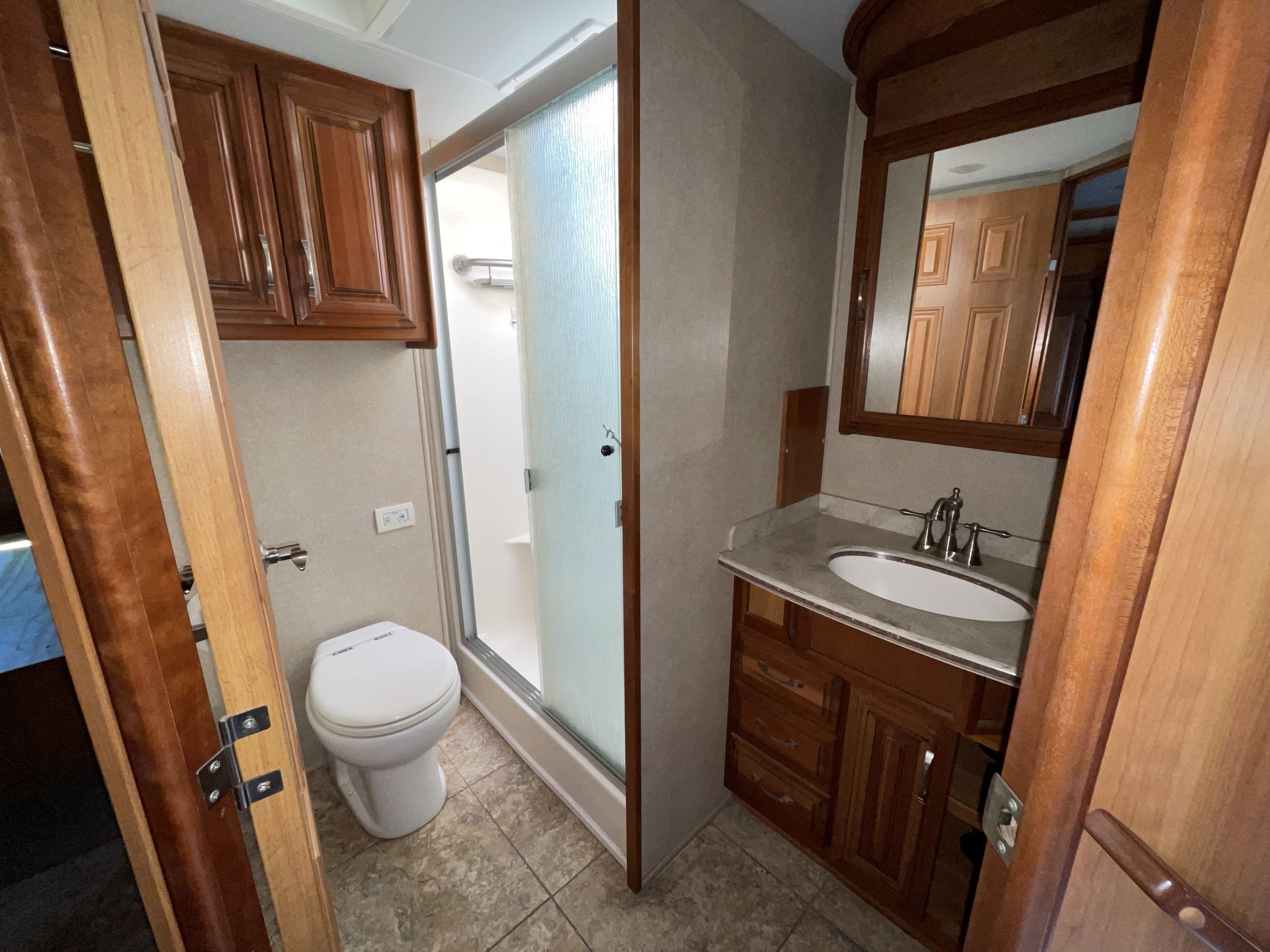 Used 2017 D Luxury Suites Mobile Suites 40KSSB4 40 KSSB4 For Sale in ...