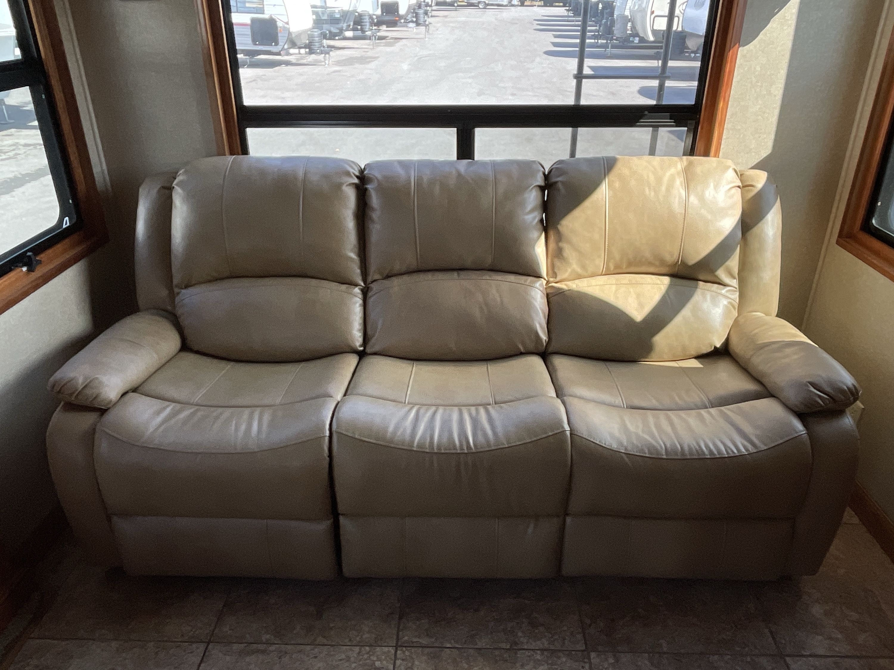 Used 2017 D Luxury Suites Mobile Suites 40KSSB4 40 KSSB4 For Sale in ...