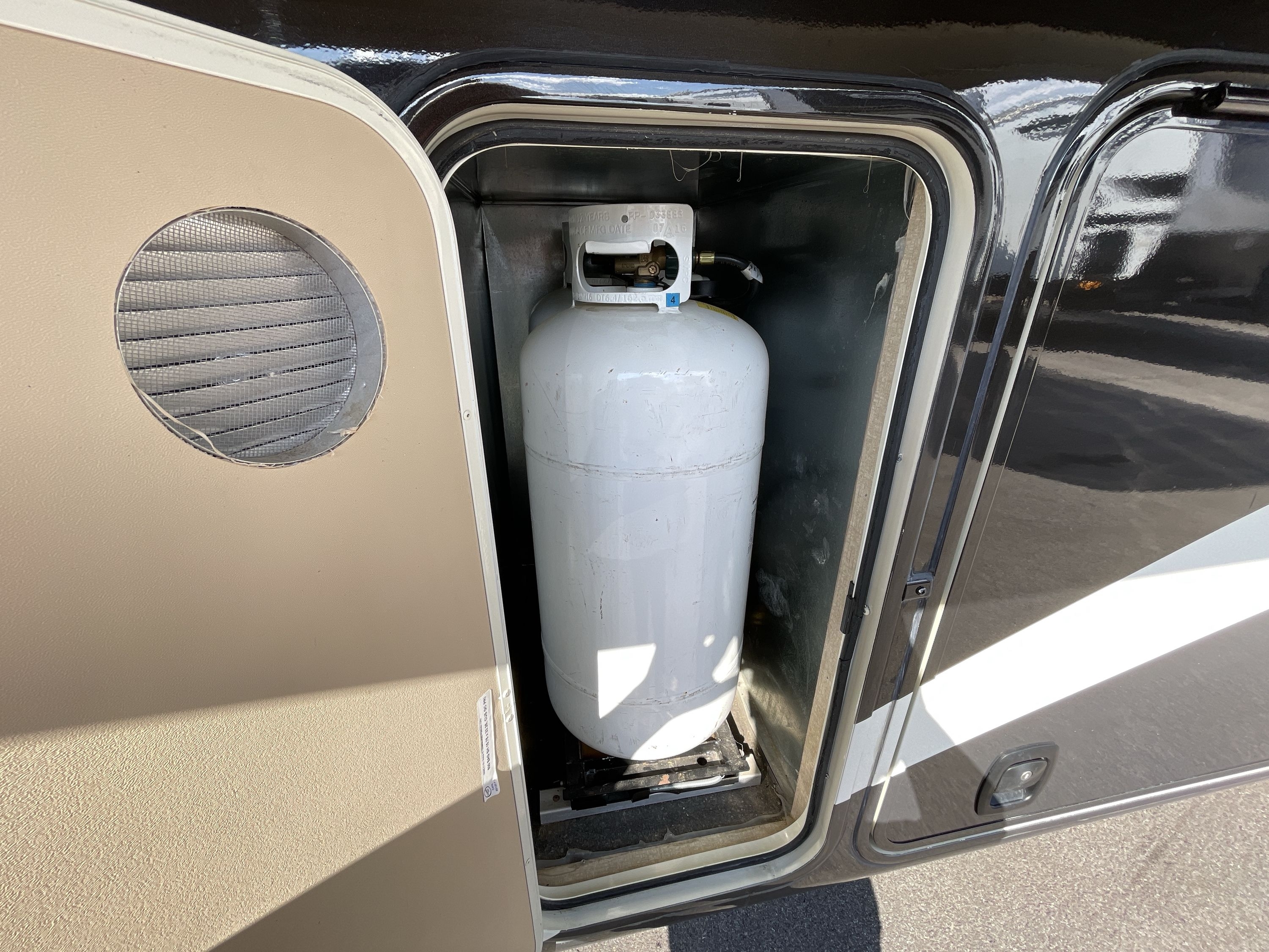 Used 2017 D Luxury Suites Mobile Suites 40KSSB4 40 KSSB4 For Sale in ...