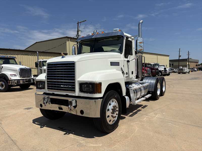 Mack Pinnacle Cab Chassis,conventional - Day Cab For Sale - Commercial ...