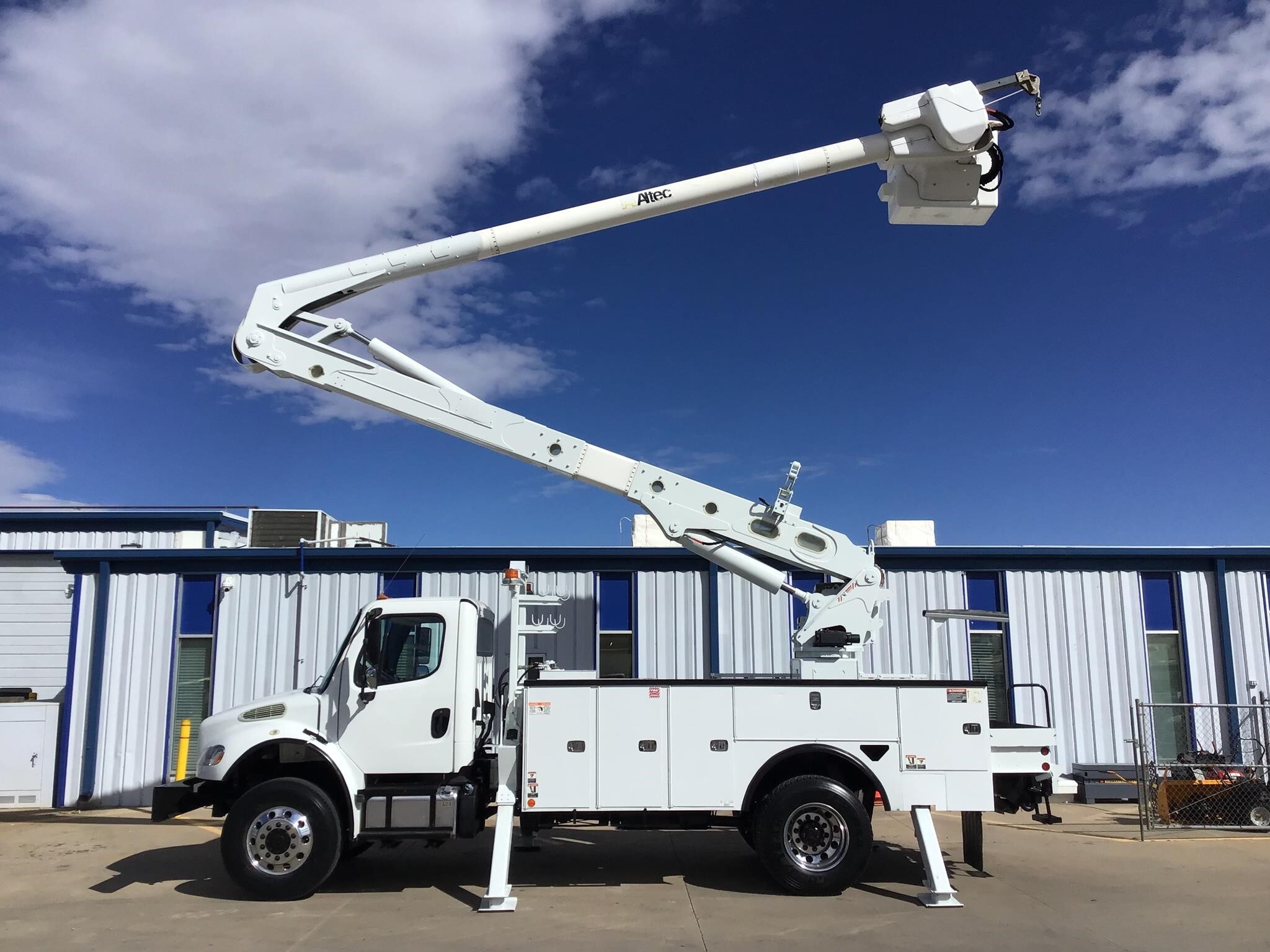 Used AA55 For Sale - Altec Class 7 (gvw 26001 - 33000) Trucks ...